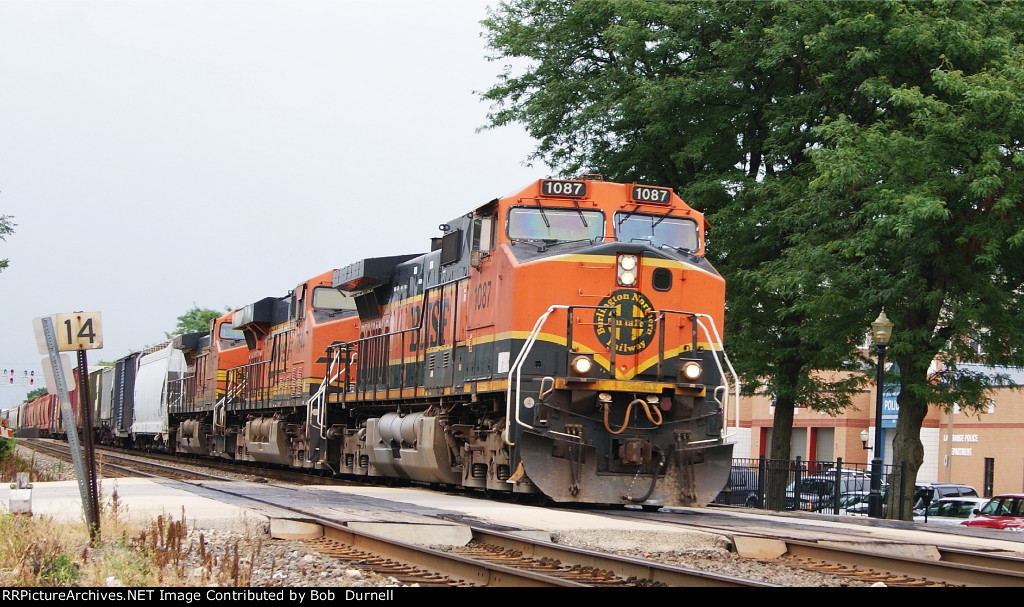 BNSF 1087 westbound on the race track through downtown